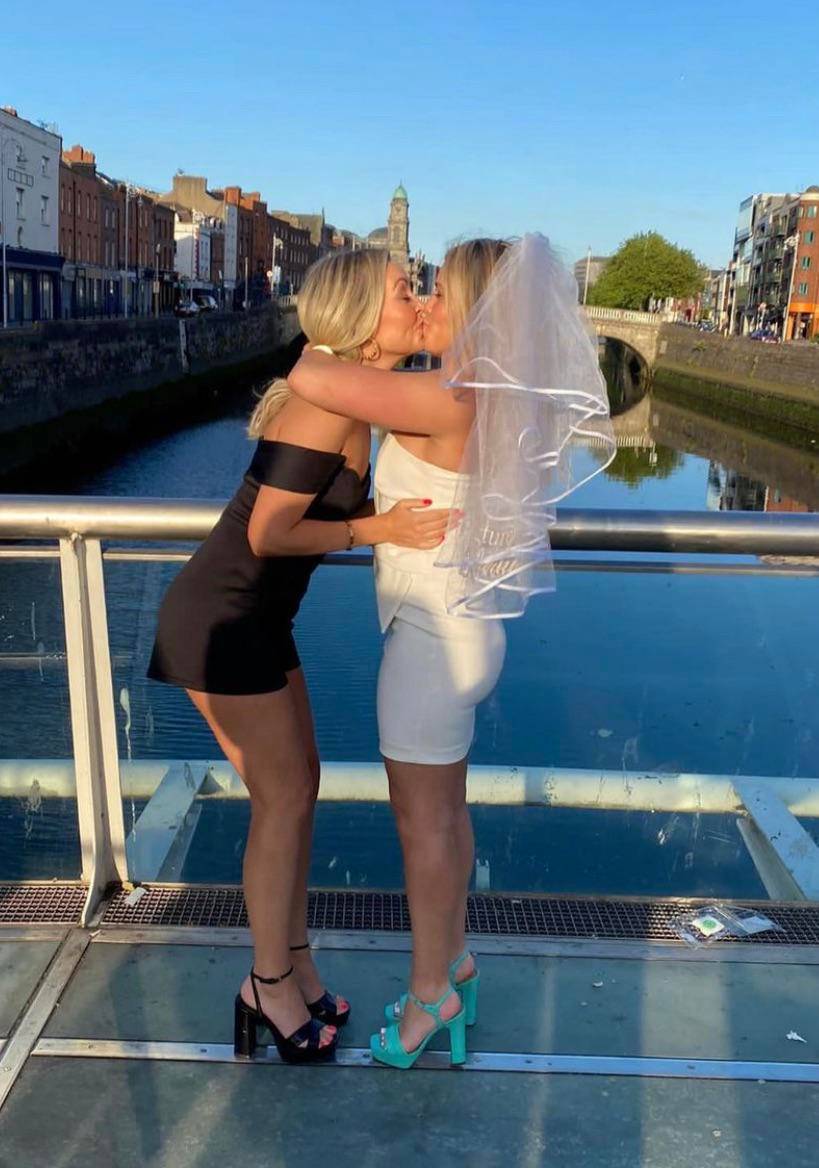 Hen party kissing | Scrolller