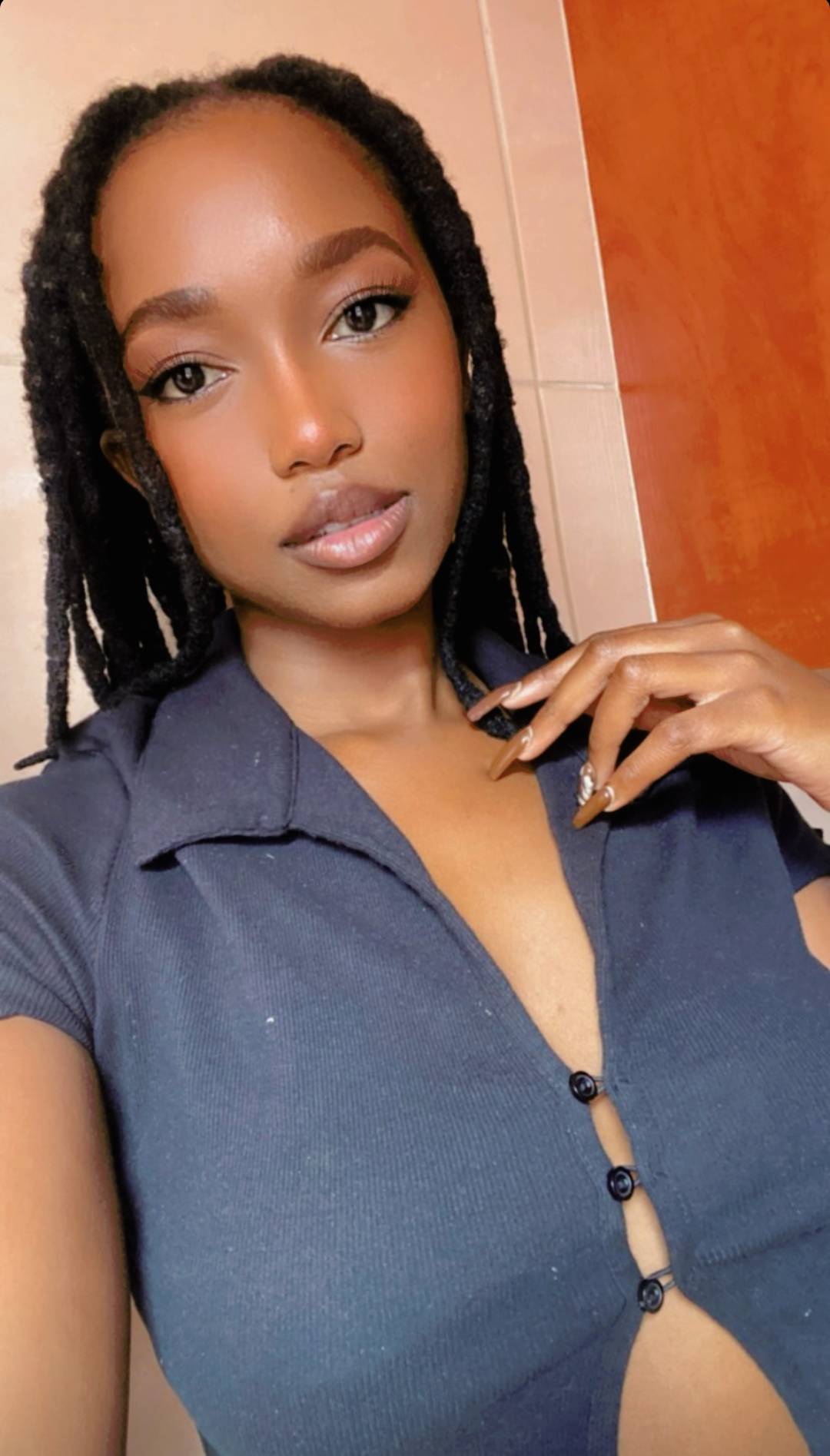 Her eyes make her hotter. | Scrolller