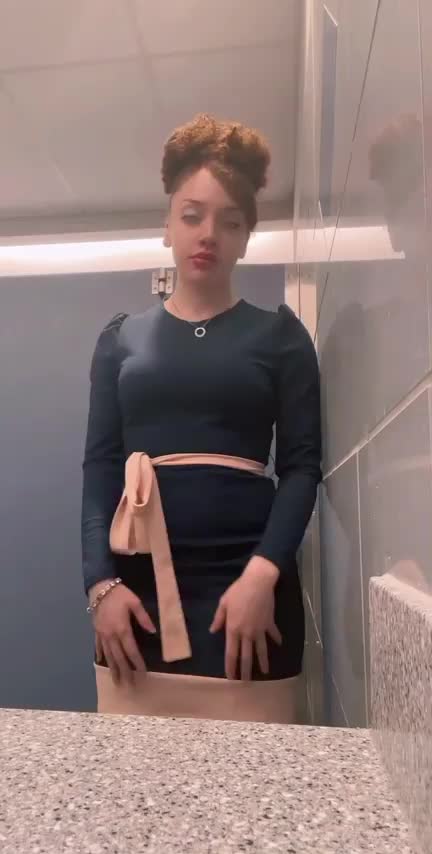 Here’s a quick tease be[f]ore my manager sees me | Scrolller