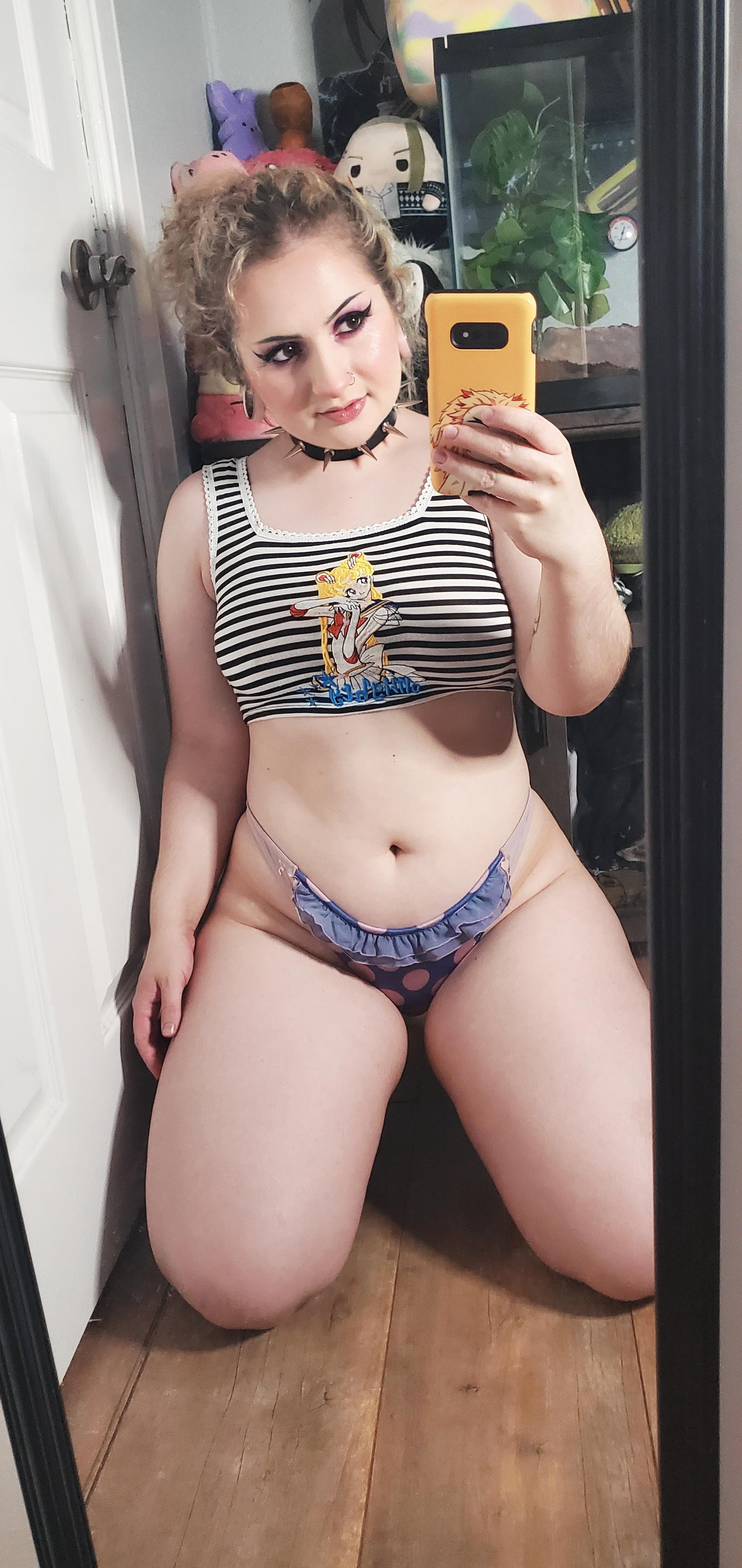 hey there 🖤 | Scrolller