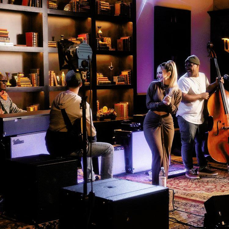 Hips on stage | Scrolller