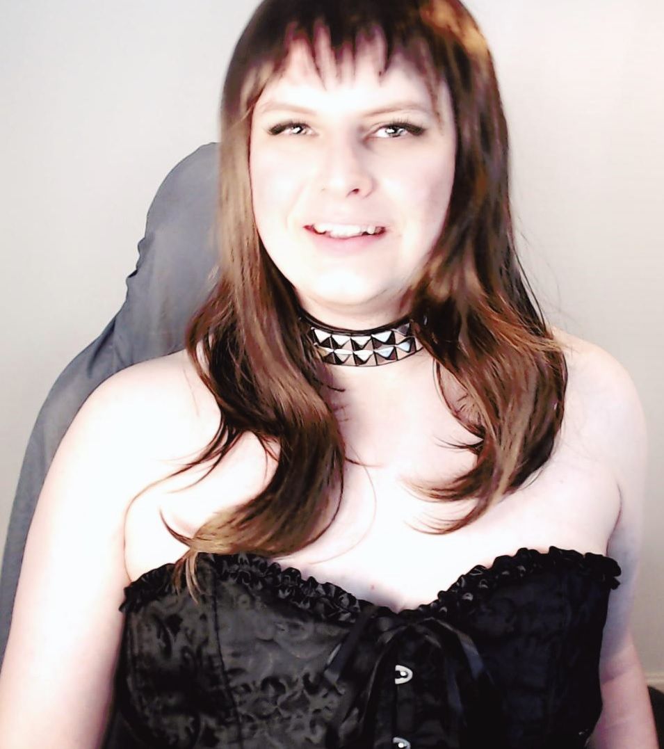 Hiya :) Any daddies want to spoiler me? :P | Scrolller