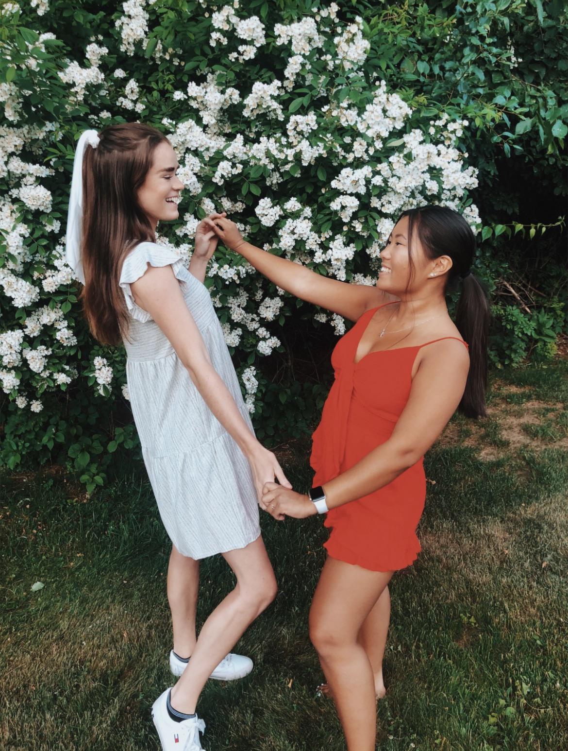 Holding hands | Scrolller