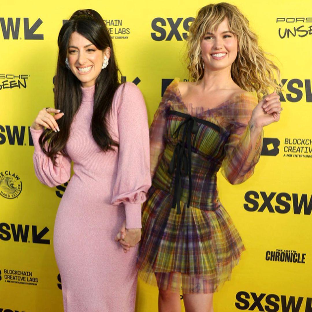 Holding Hands Scrolller