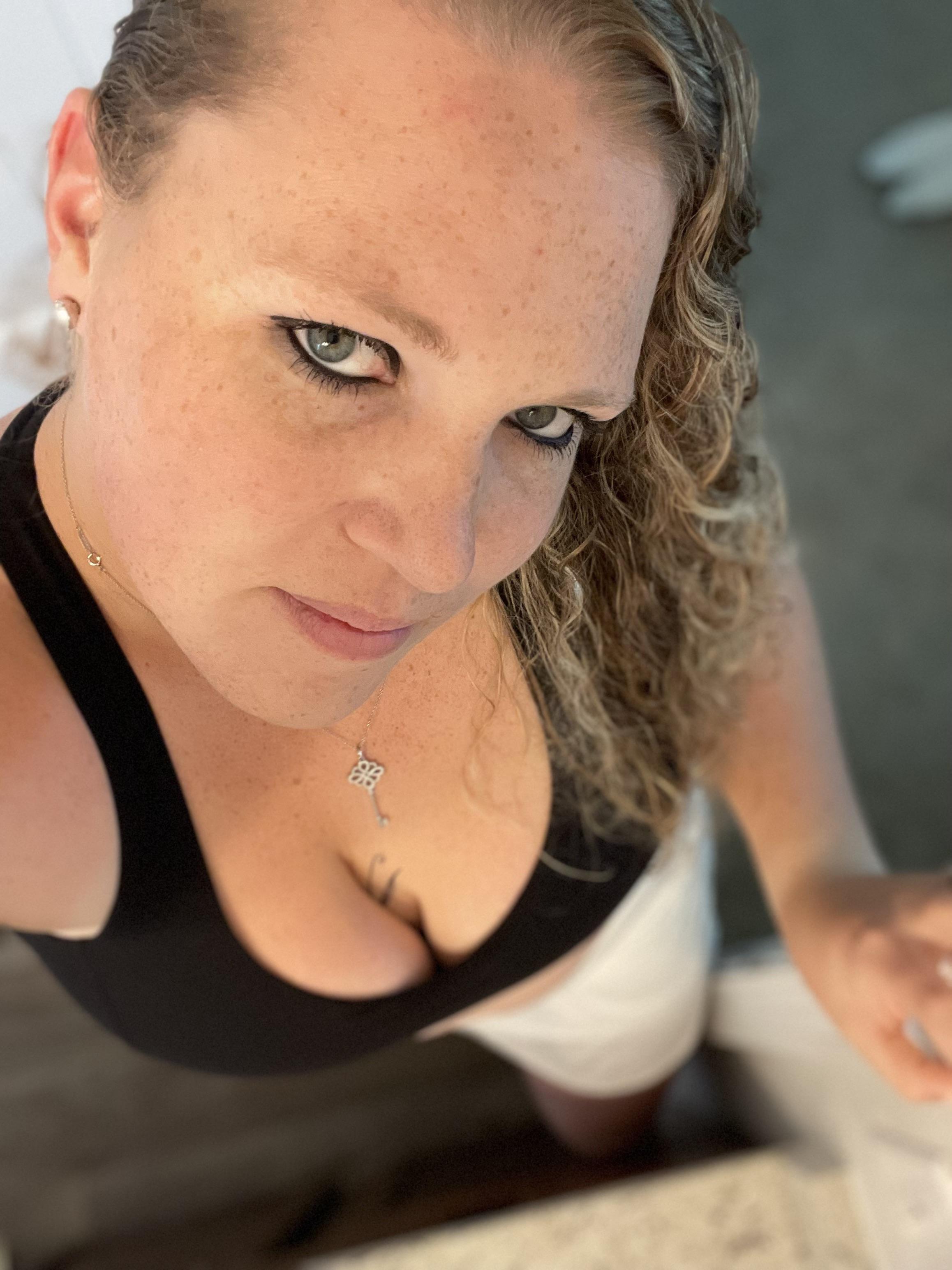 Honey, help mommy get ready for my date! | Scrolller