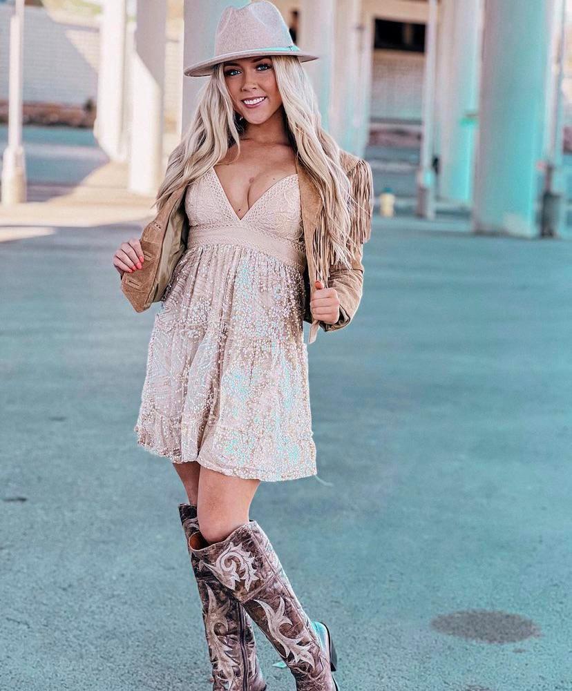 Hot Cowgirl | Scrolller