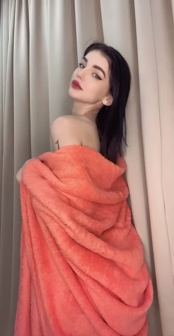 Hot Girl In Orange Robe Scrolller