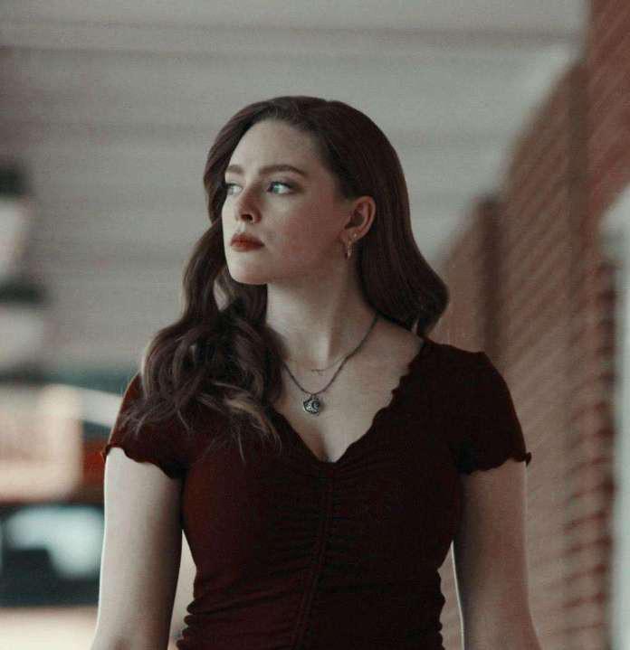 Hot in maroon | Scrolller