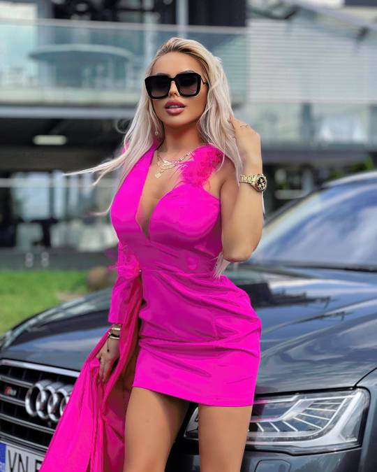 Hot pink trophy | Scrolller