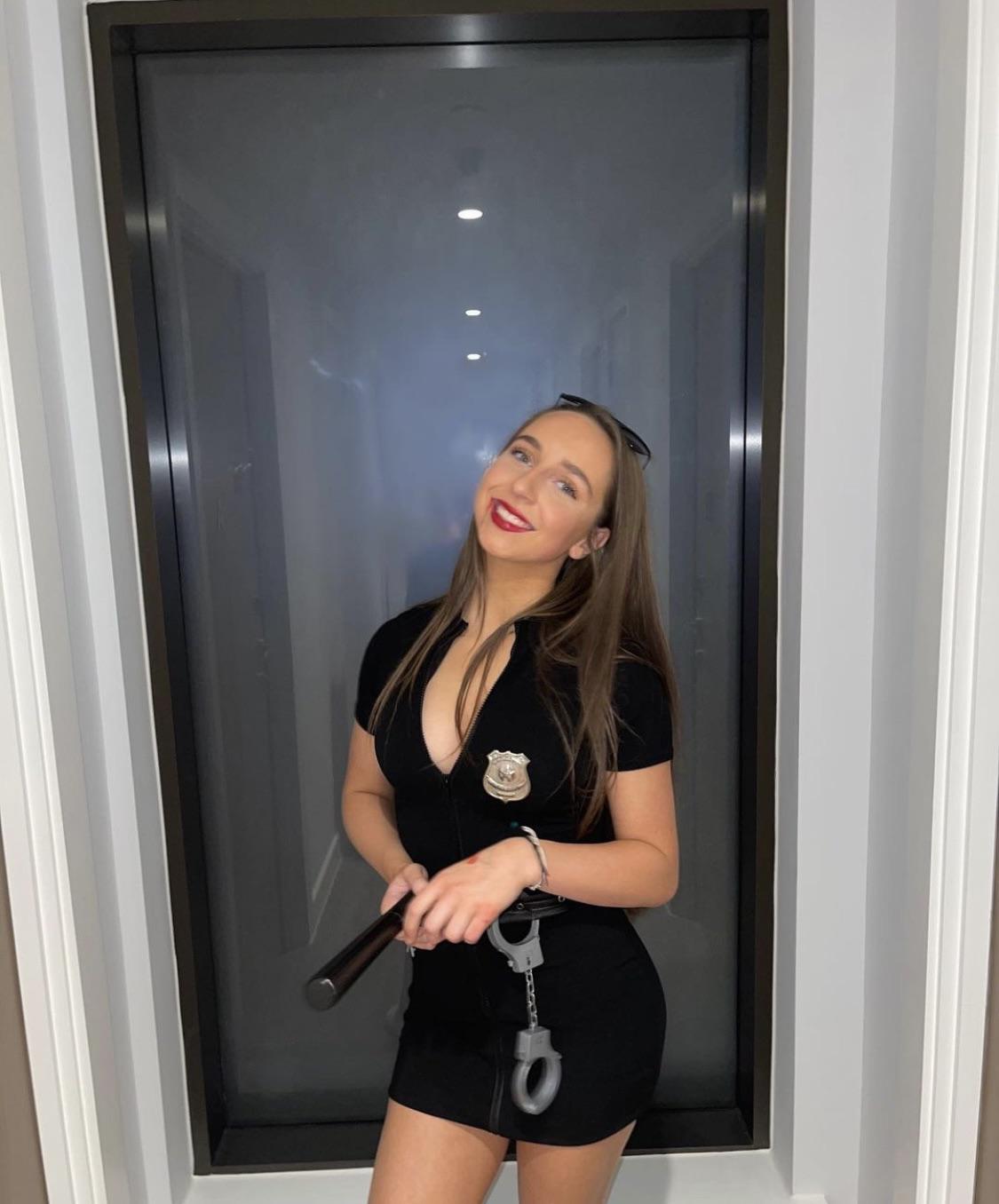 Hot police officer | Scrolller