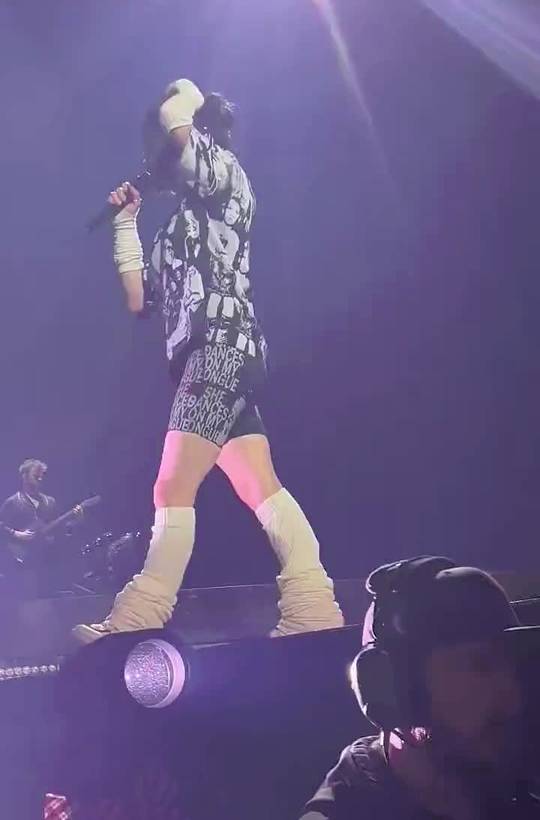 Hottie on stage | Scrolller