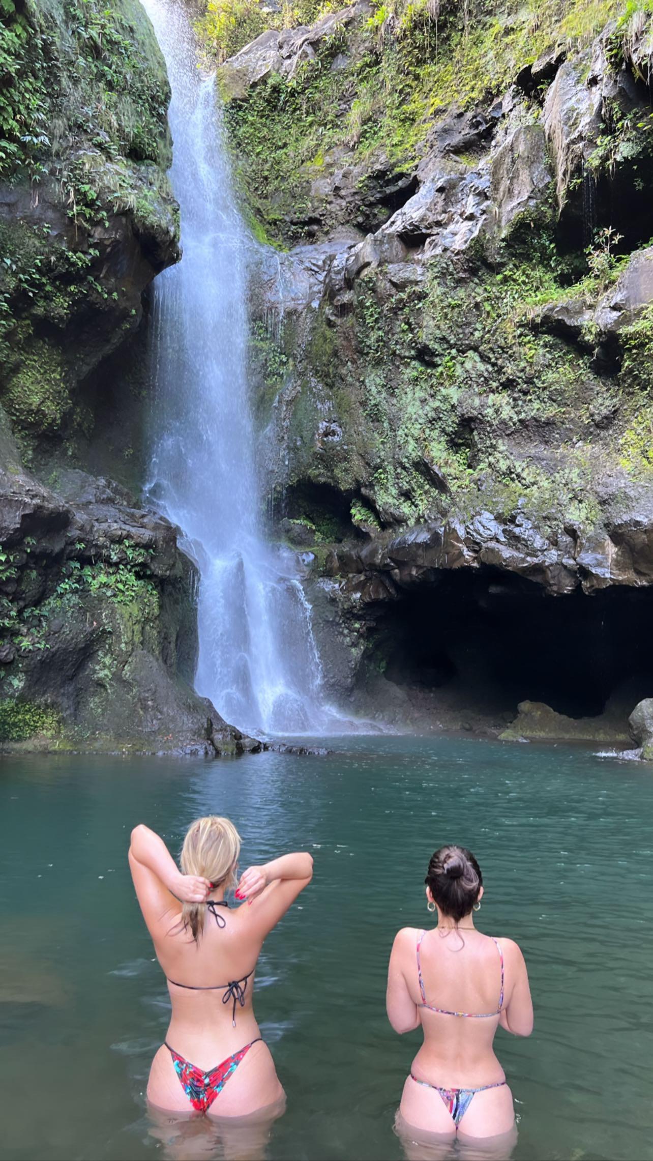 hotties in Hawaii | Scrolller