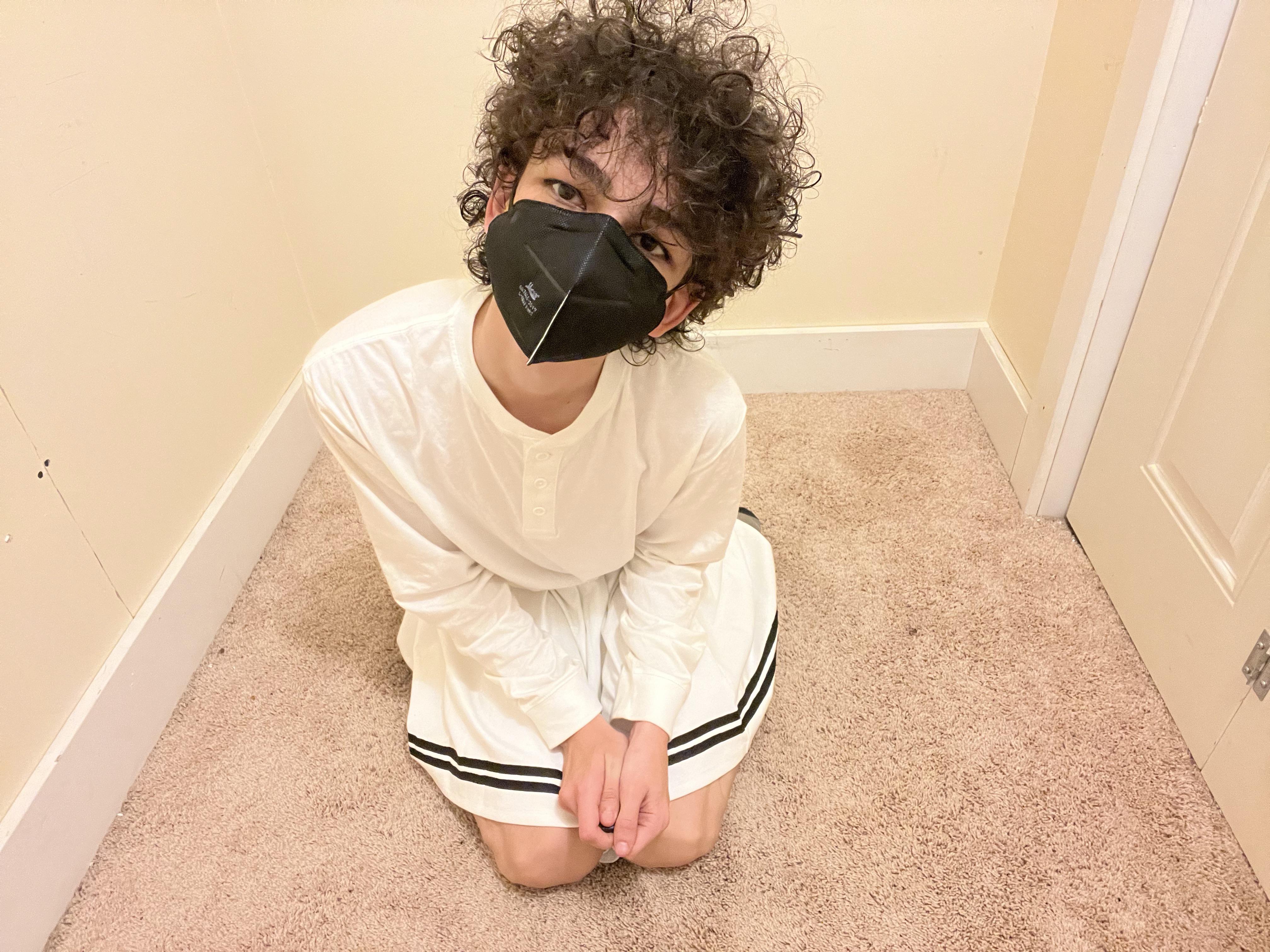 How cute bois introduce themselves (first time doing eyeliner btw) | Scrolller