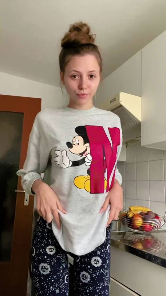 I am small.. and cute.. right? | Scrolller