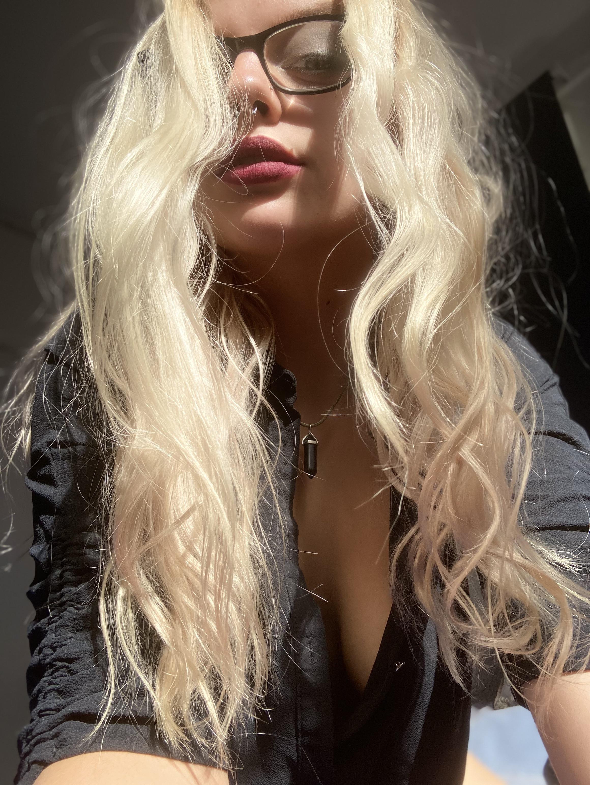 I bet just this little peek of cleavage would be enough for you | Scrolller