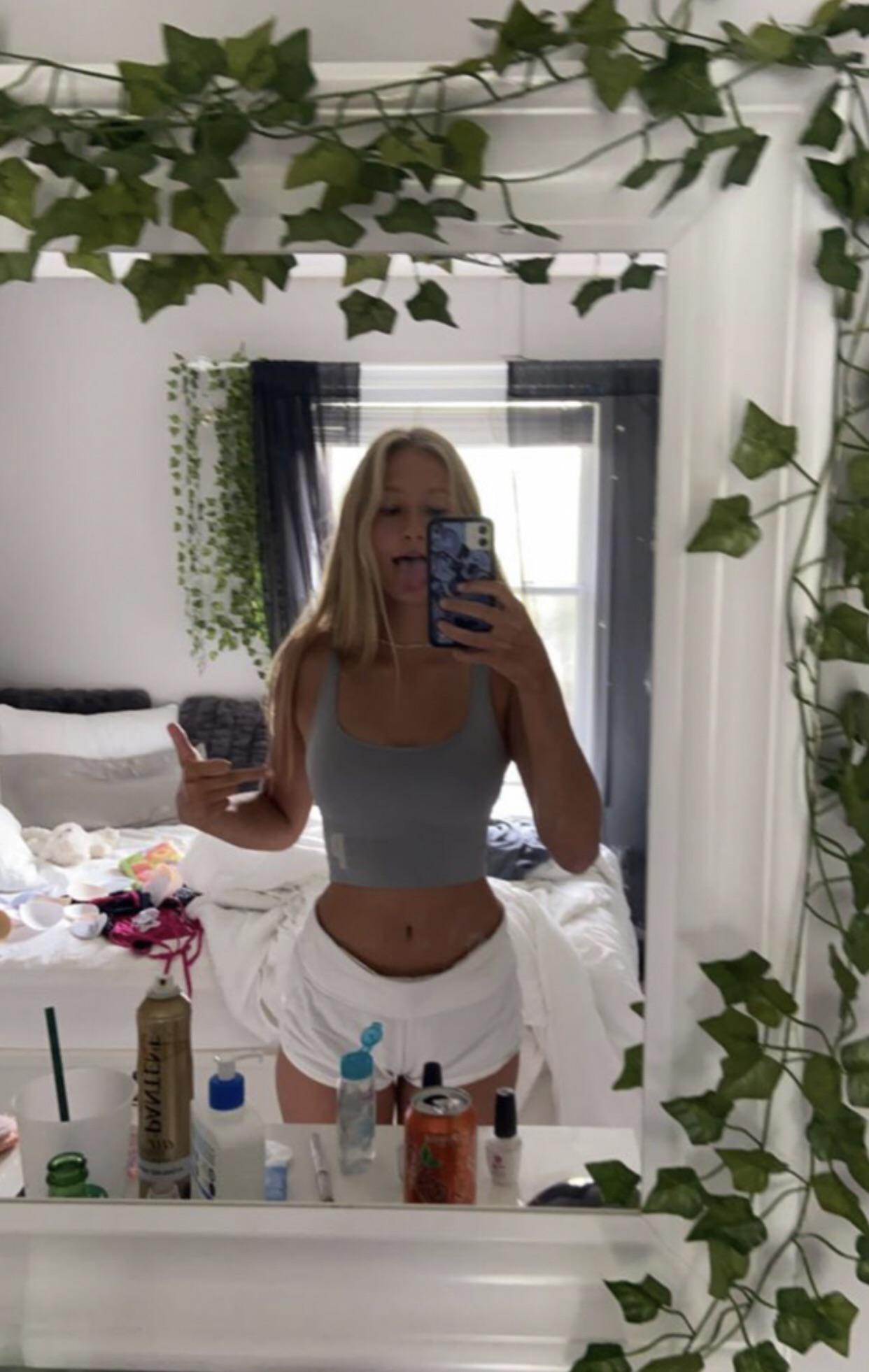 Follow my instructions 😈 | Scrolller