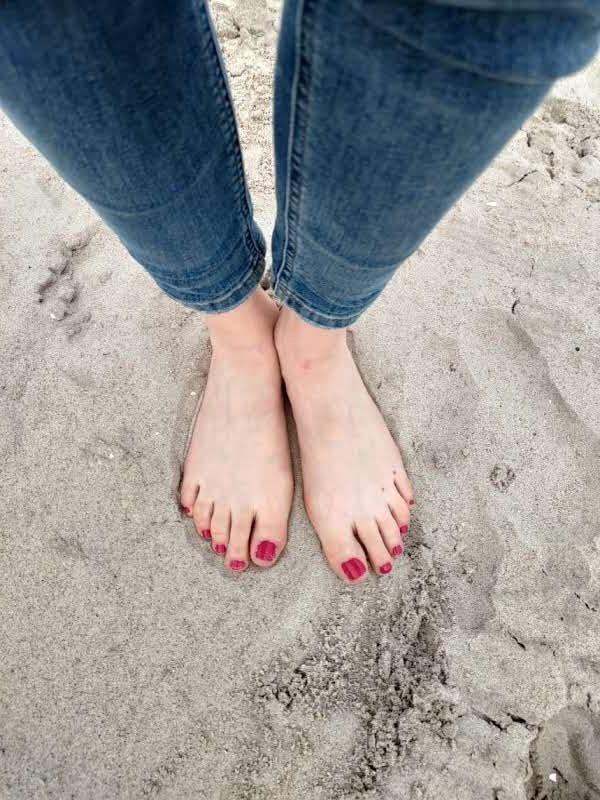 I hope you don’t mind my feet are a bit sandy? | Scrolller