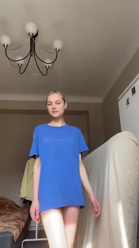 I’ll celebrate and masturbate if a Redditor likes my tiny body! | Scrolller