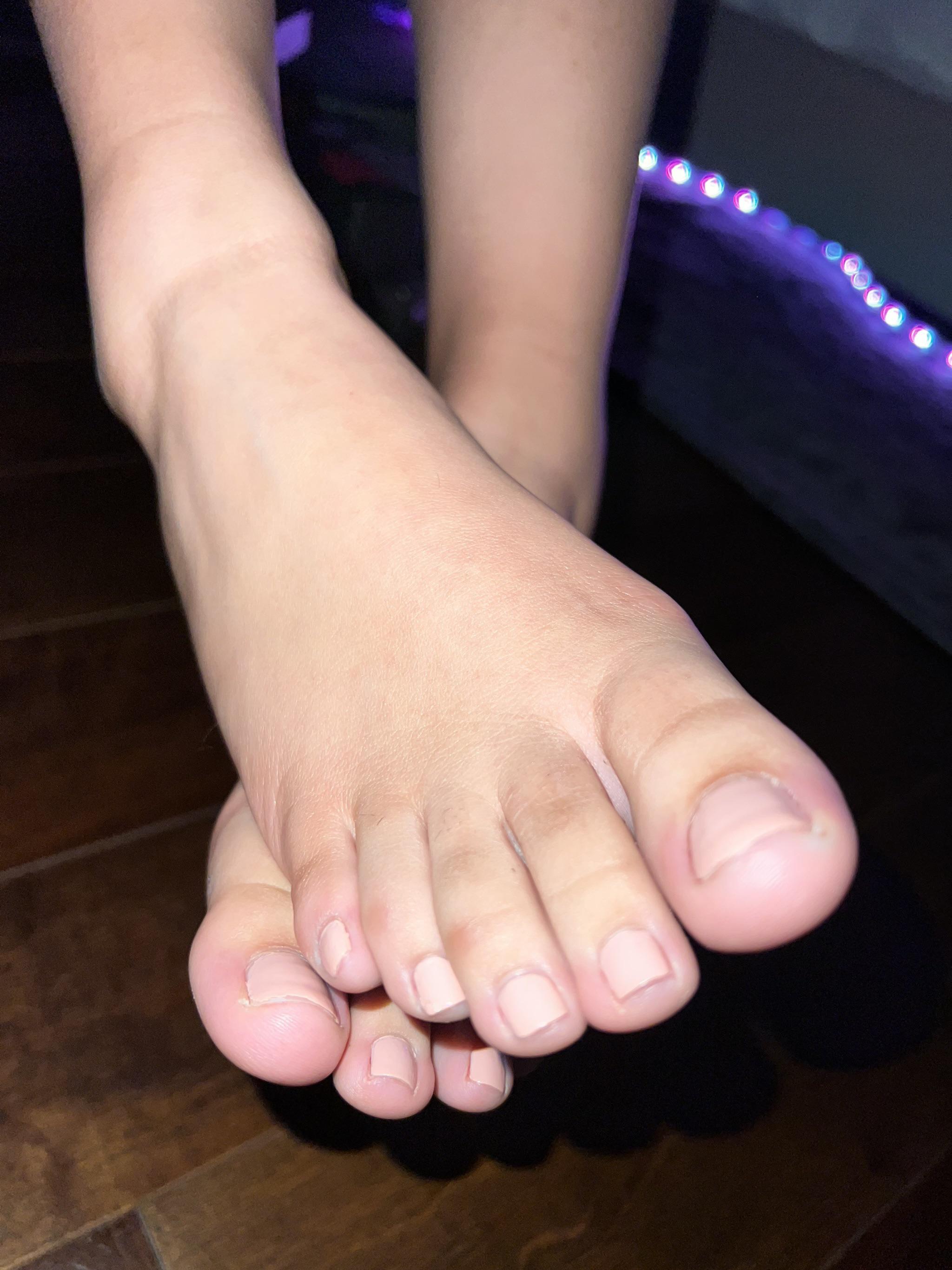I’ll let you do whatever you want to my gf’s feet | Scrolller