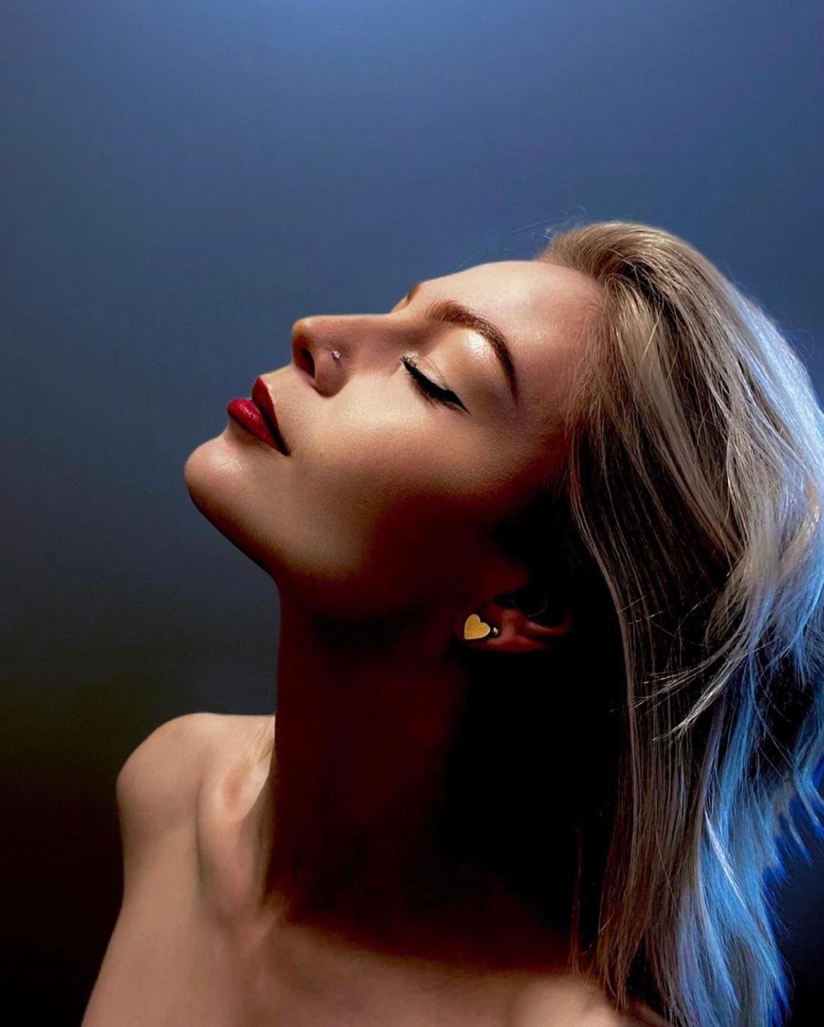 I’ll roleplay as her for you! Send me your asl a pic of her and a scene to be considered ...