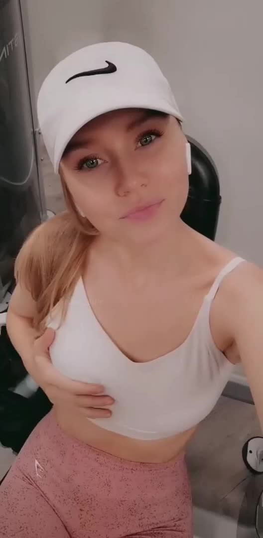 Raise your hand if you also get horny at the gym | Scrolller