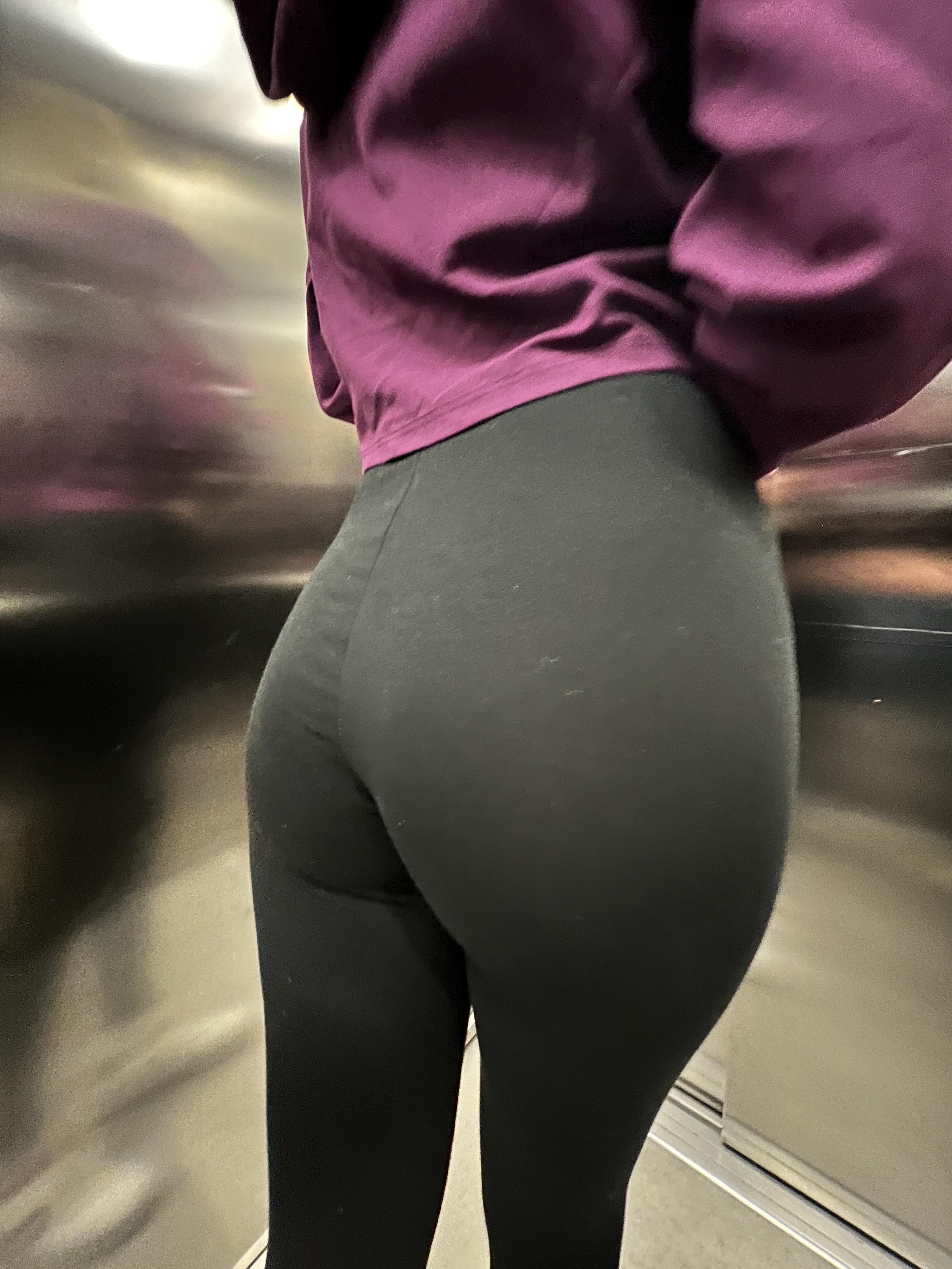 I love posing for strangers in the elevator 🥰 | Scrolller