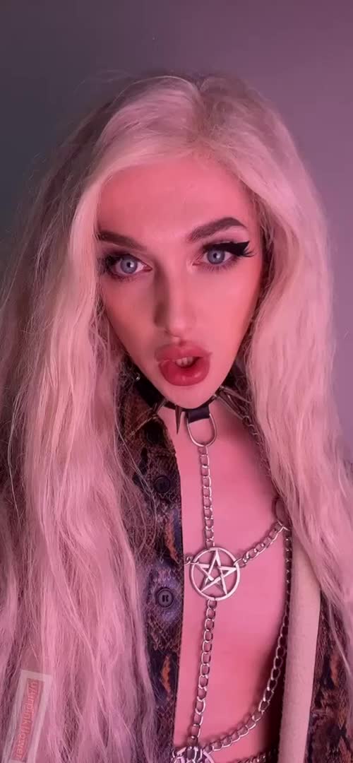 I need your head right here and now | Scrolller