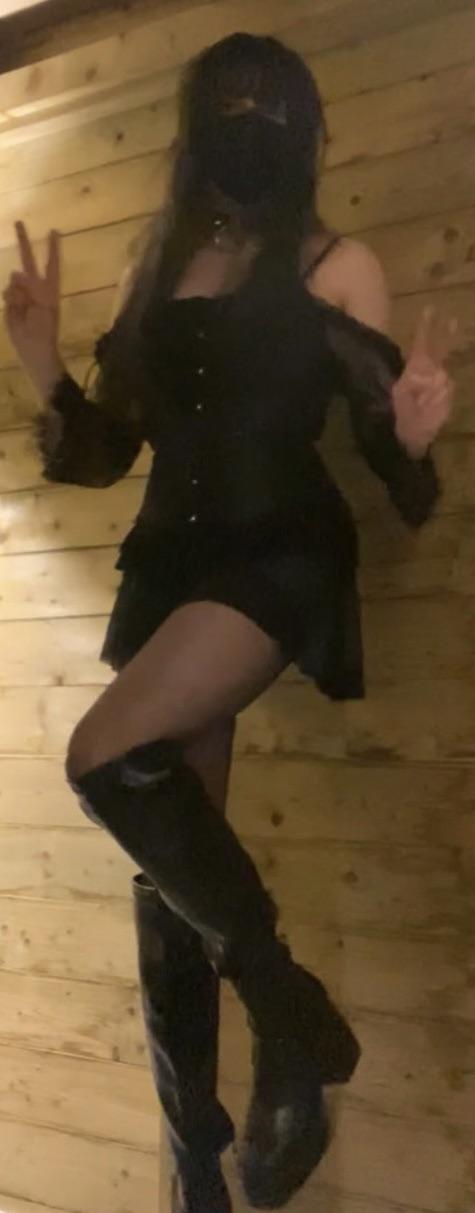 I think i got a better fitting corset 🖤 | Scrolller