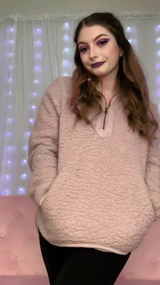I Think This Subreddit Could Use More Curvy Brunettes Scrolller