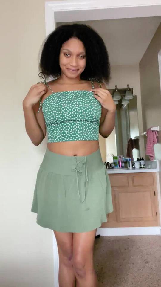 should I wear more or less green? | Scrolller