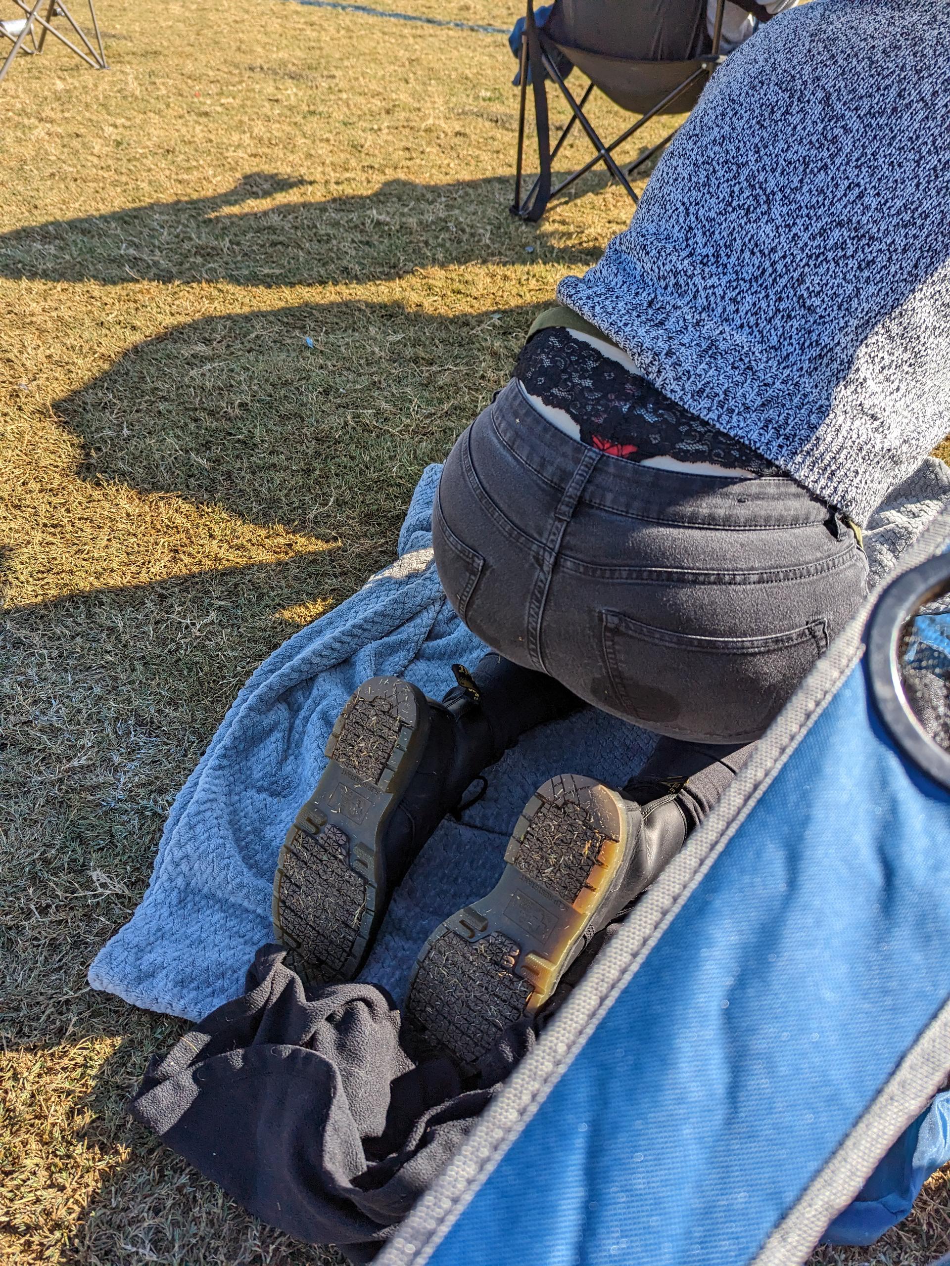 I wonder if anyone was paying attention to the game? 🤔 | Scrolller