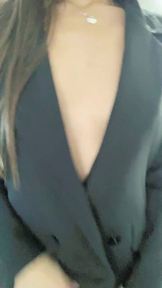 I would go on a date with you in such an outfit ;) | Scrolller