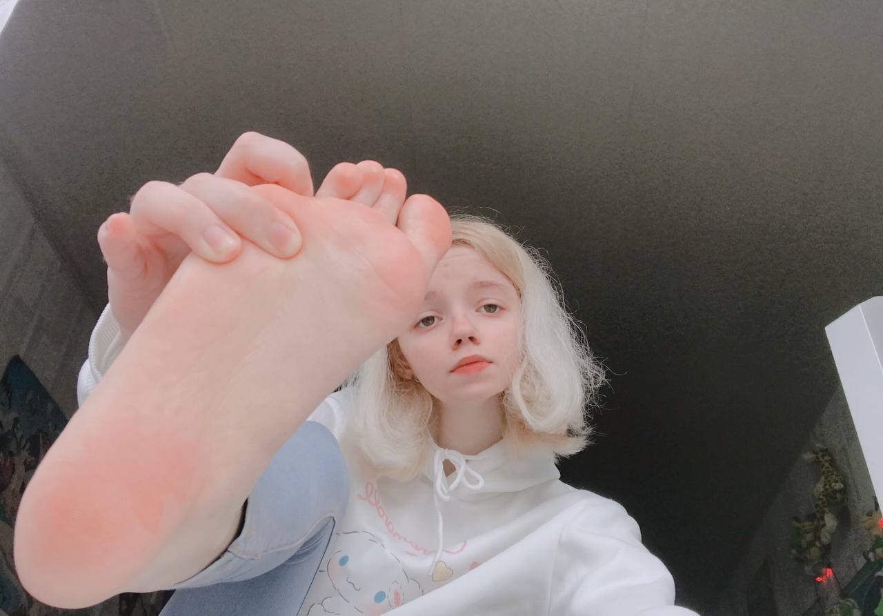 i'm a feet princess? | Scrolller