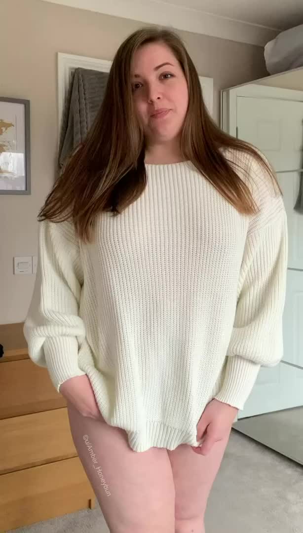 I'm just a cute chubby girl showing off her curves | Scrolller