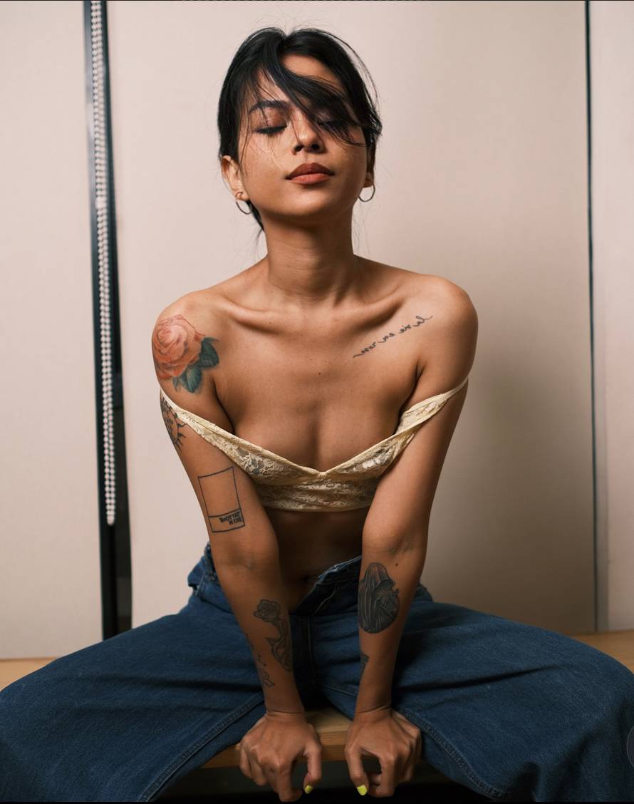 I'm sitting here ready for you to aim wherever you want | Scrolller