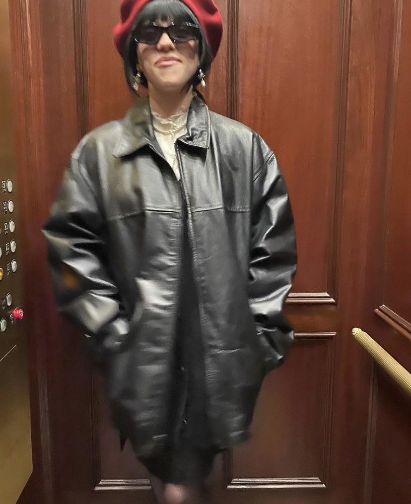 In the elevator | Scrolller