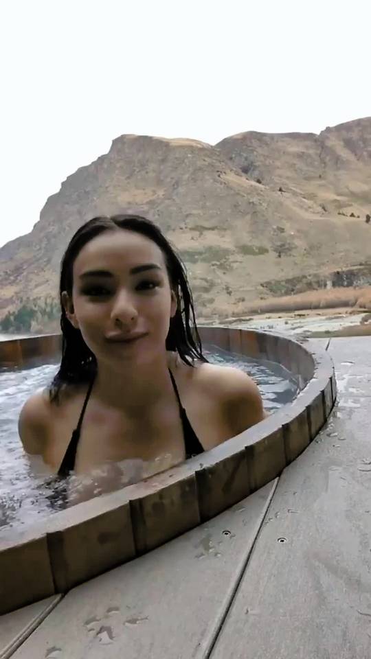 In the tub | Scrolller