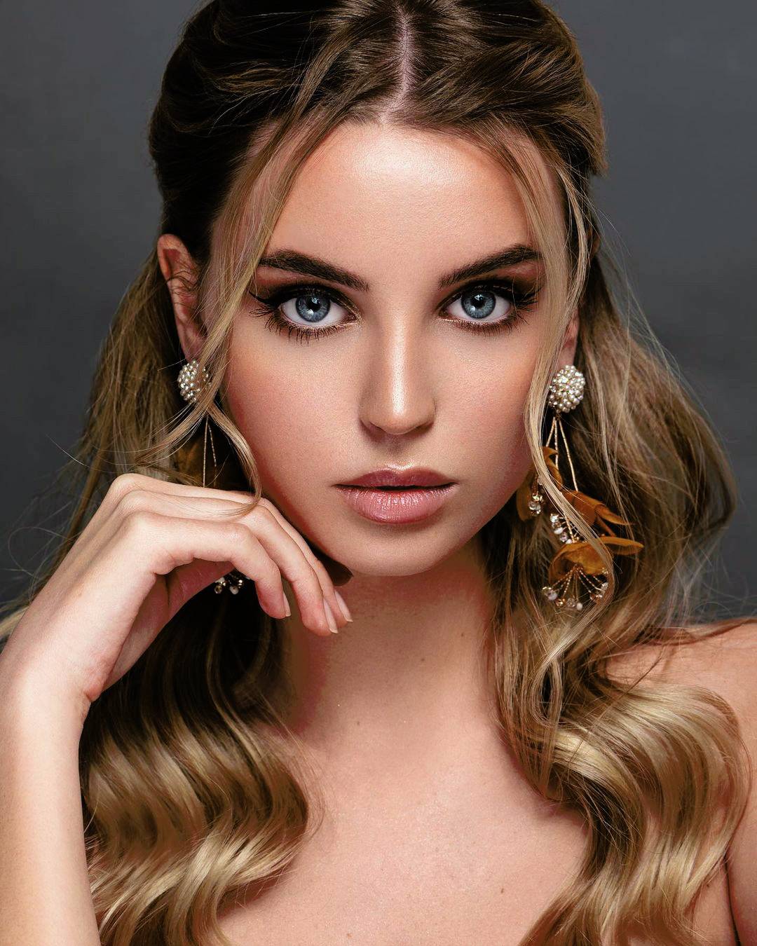 Incredible portrait of beautiful Patricia Lacher | Scrolller