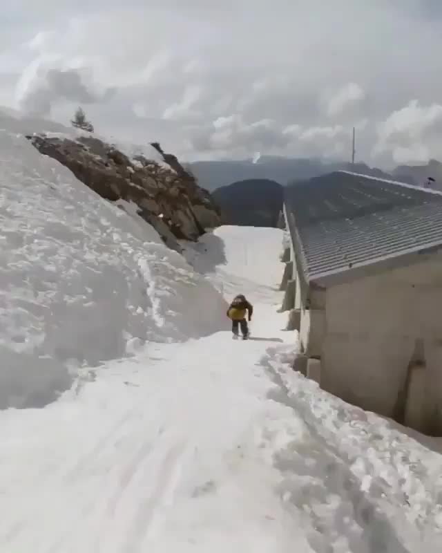 Insane skiing | Scrolller