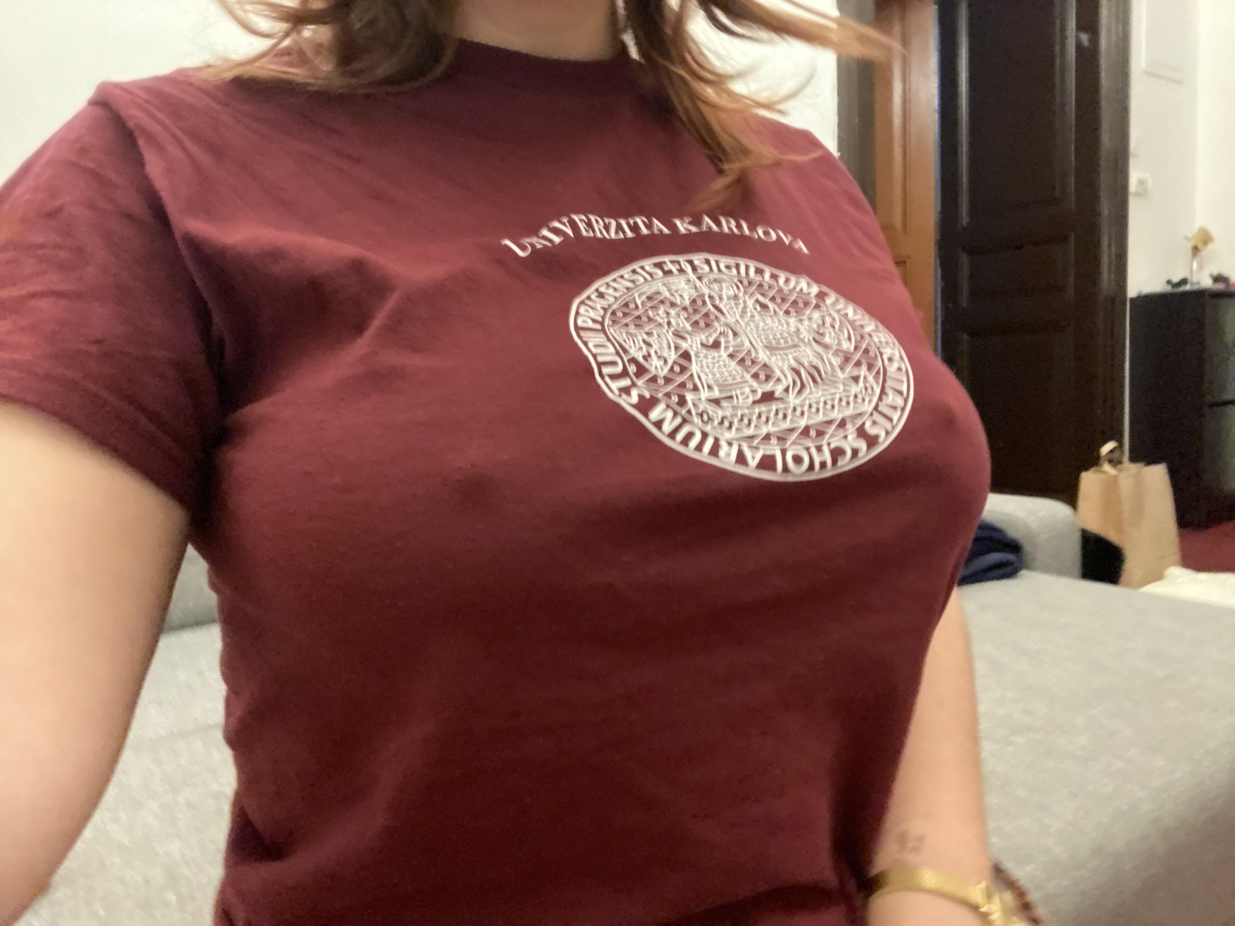 It’s a little cold ️☃️Wish someone was here to warm me up💋🍑🍒 | Scrolller