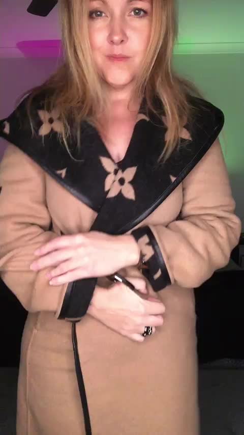 Things are heating up so I gotta take some clothes off - are you keen to help? F42 | Scrolller