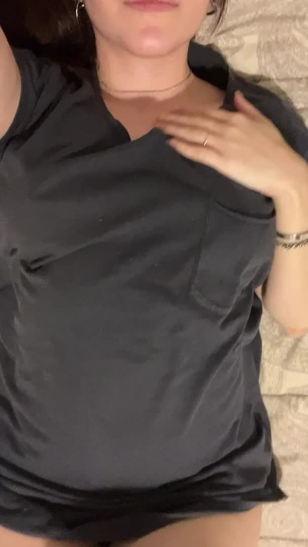 It’s not easy to get naked with one hand but challenge accepted | Scrolller