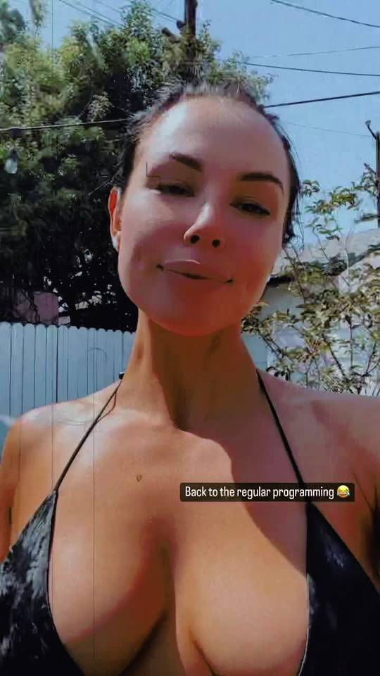 jiggly in a black bikini | Scrolller