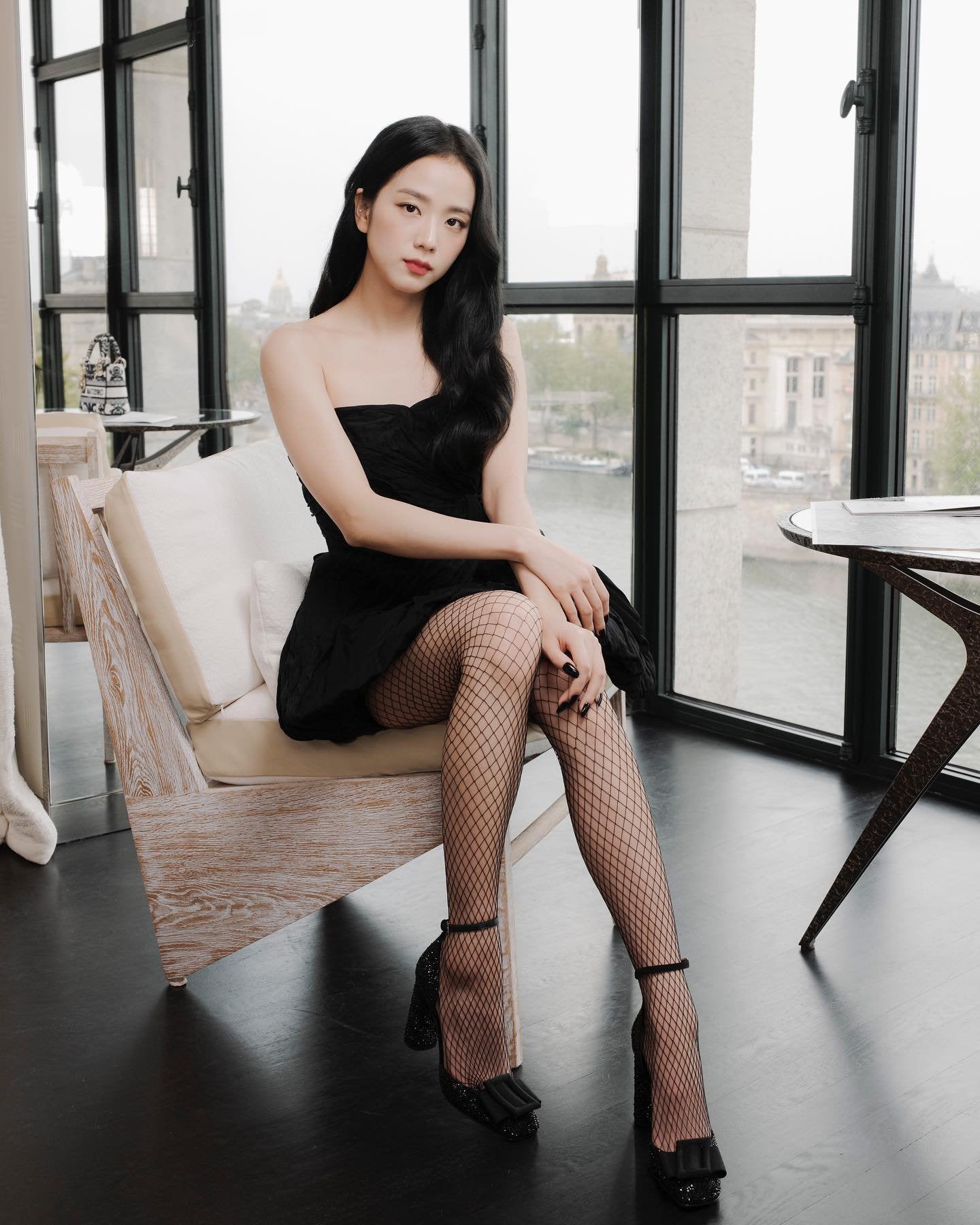 Jisoo in fishnets | Scrolller