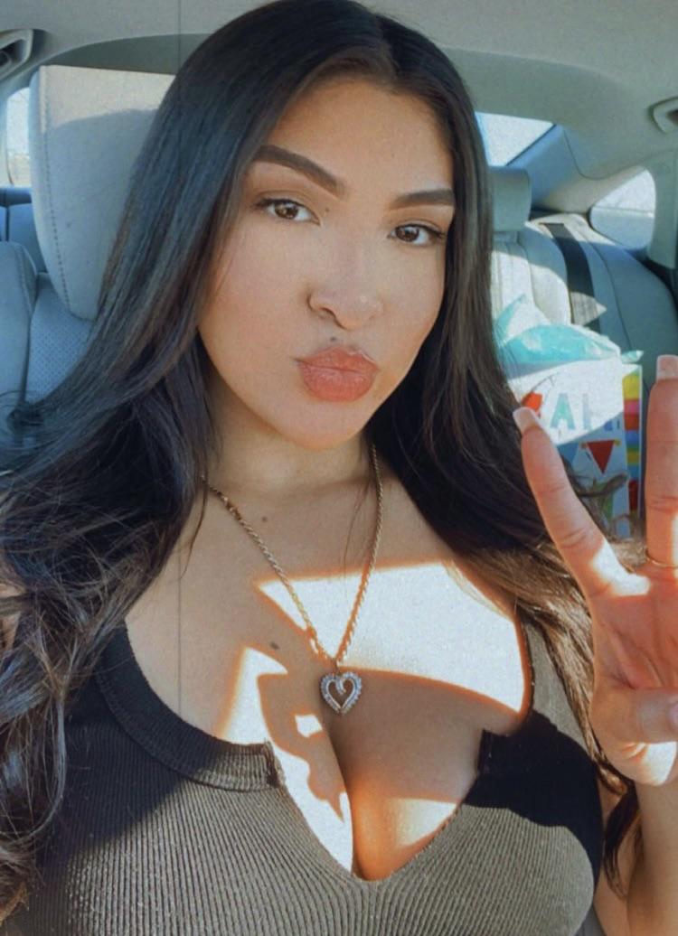 Juicy lips and busty | Scrolller