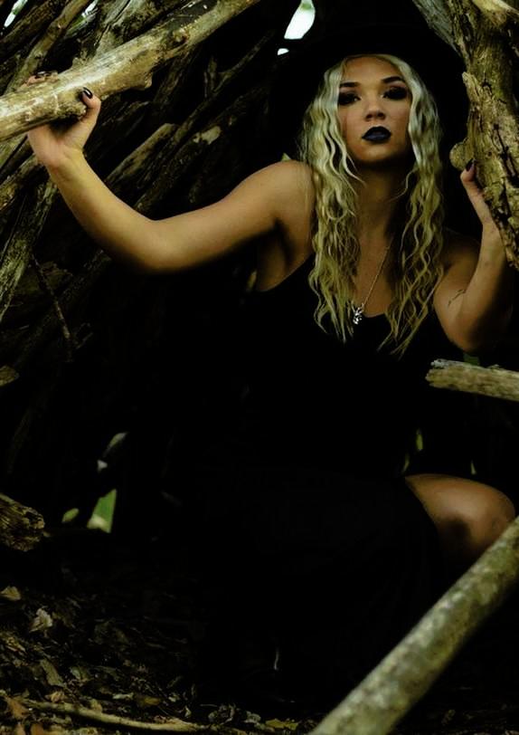 Julia Hart | Scrolller