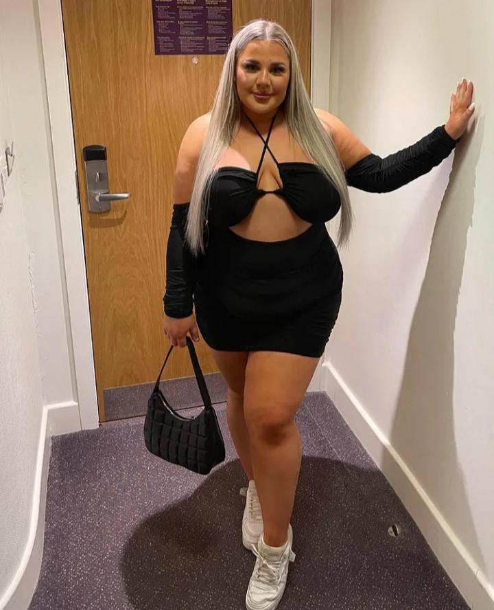 Just A Fat Girl Throwing Selfies | Scrolller