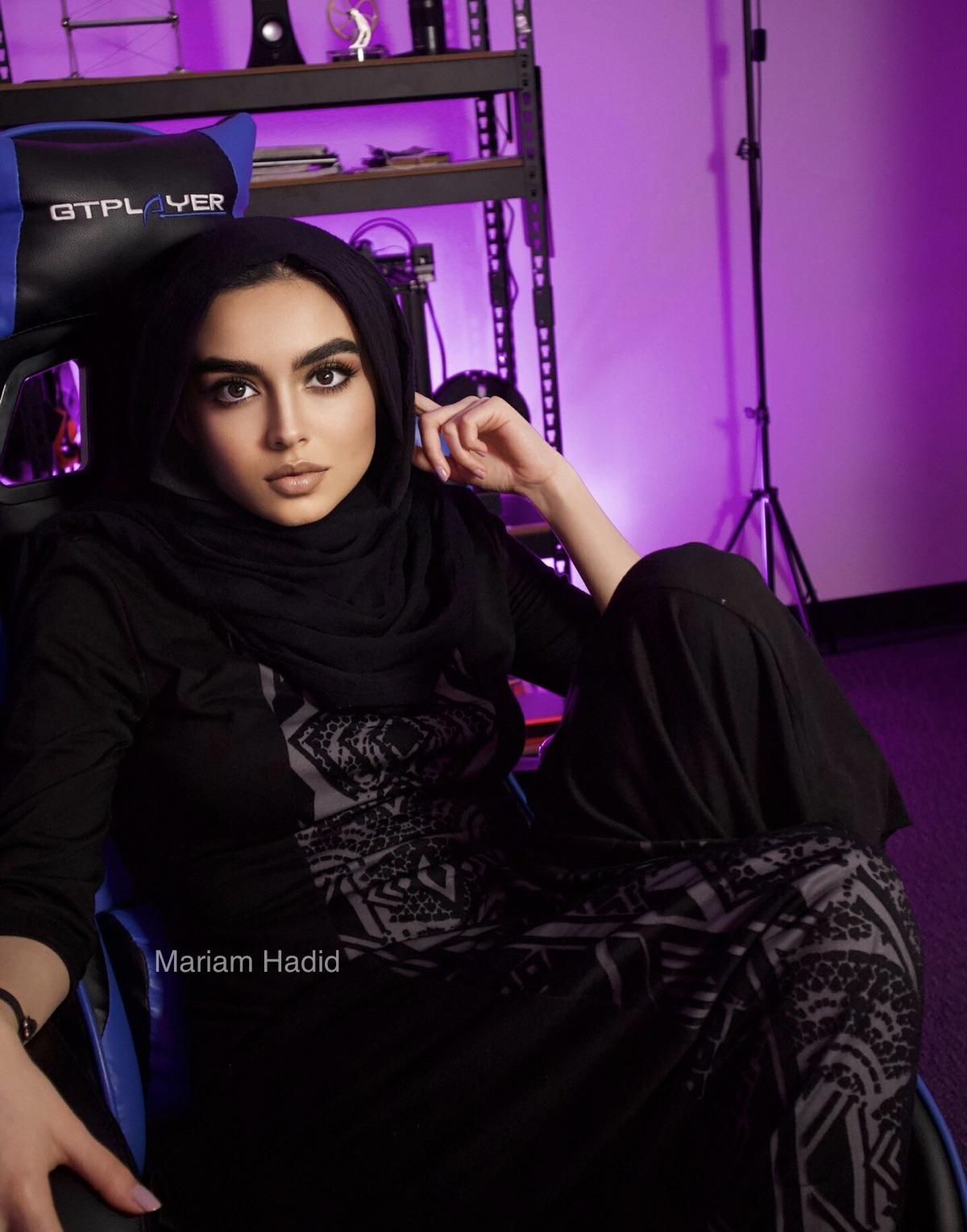 Just wondering how many licks it takes to get your attention 😏 | Scrolller