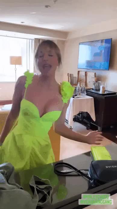 Kaley Cuoco - Cleavage in neon yellow dress | Scrolller