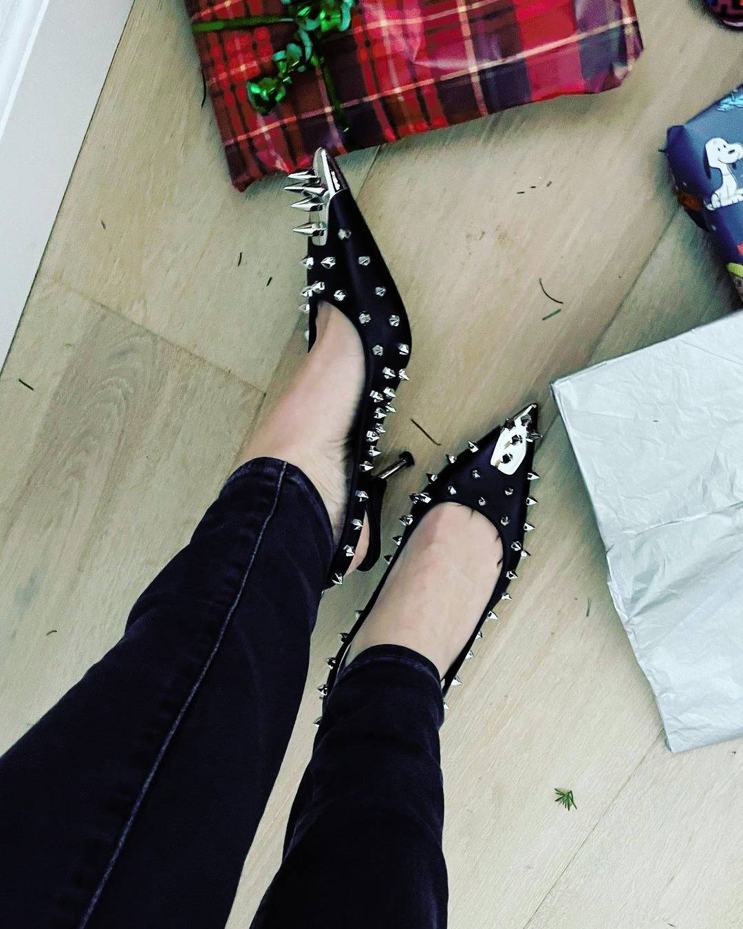 Kari sure seems to have a bit of a shoe fetish. Not her only pair of studded/spiked shoes ...